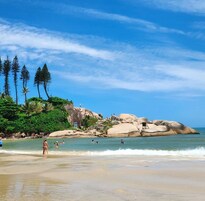 Na praia, areia branca, 3 bares na praia 