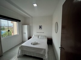 Quarto quádruplo conforto, vista para o jardim | Individualmente mobiliados, escrivaninha