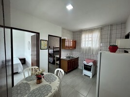 Quarto quádruplo conforto, vista para o jardim | Cozinha privada | Geladeira, fogão, talheres/pratos/utensílios de cozinha, freezer