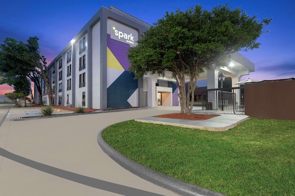 Spark By Hilton Grand Prairie - Arlington, TX