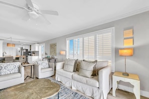 Apartamento em Condomínio Fechado, várias camas, vista para o oceano (Destin Towers 81) | Sala de estar