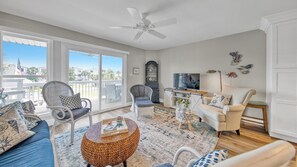 Apartamento em Condomínio Fechado, várias camas, vista para o pátio (Seahaunts 6A) | Sala de estar