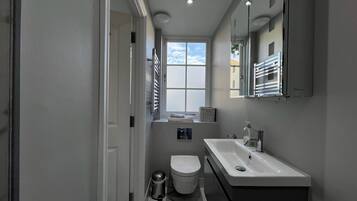 Apartamento | Casa de banho | Um polibã, um secador de cabelo, toalhas fornecidas