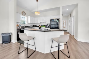 Casa, 1 cama king-size e sofá-cama (Elsie's Cove) | Cozinha privada | Um forno, uma torradeira