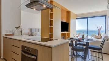 Apartamento Básico, varanda, vista para a praia | Cozinha privada | Um frigorífico/congelador grande, uma máquina de lavar louça