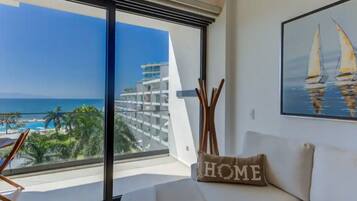 Apartamento Básico, varanda, vista para a praia | Sala de estar | TV de ecrã plano