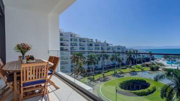 Apartamento Básico, varanda, vista para a praia | Sala de estar | TV de ecrã plano