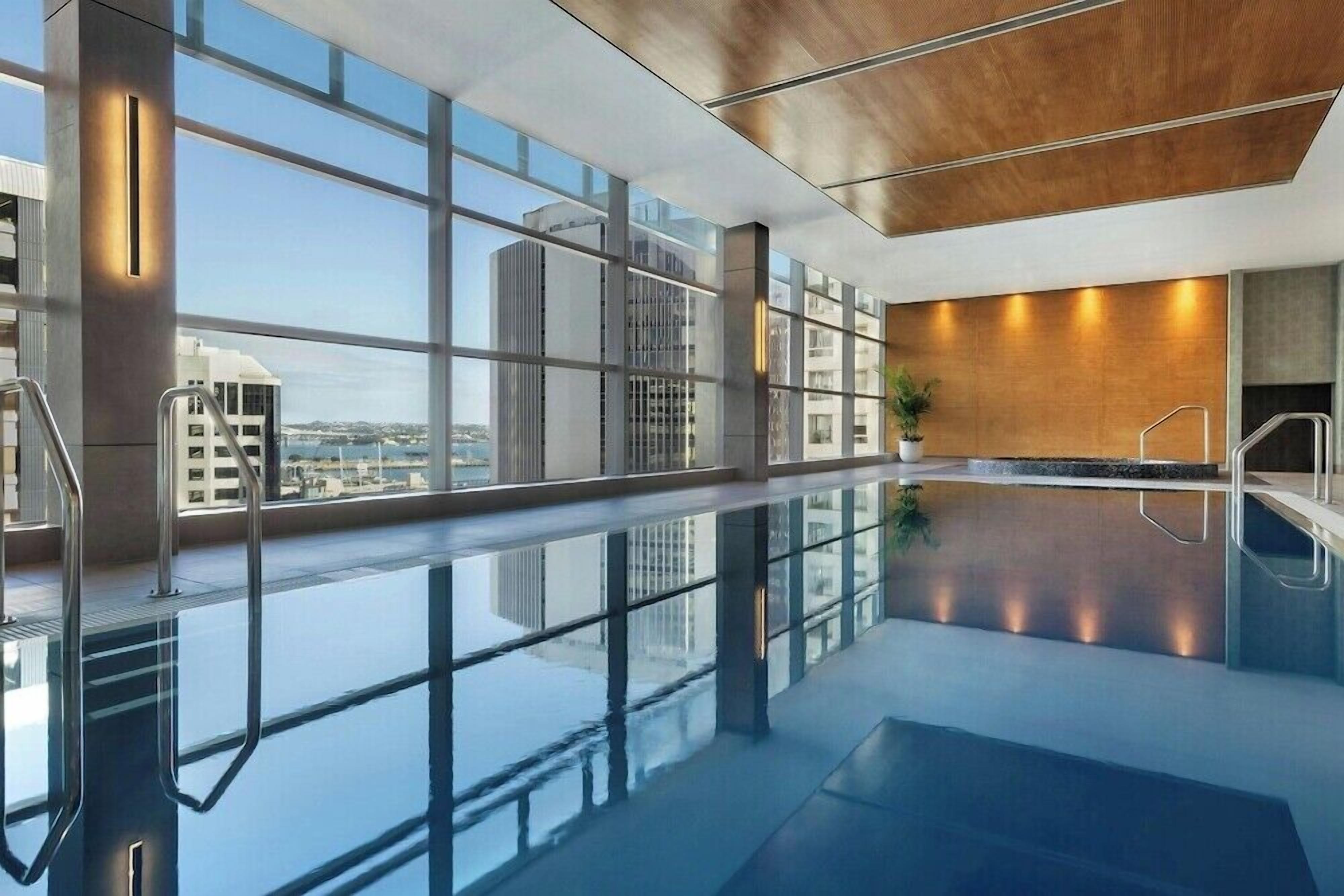 Piscina interior, piscina exterior 