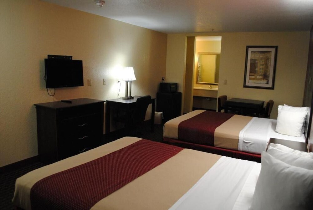 2 Queen Beds Room, Scottish Inns, Free Parking, Located just off I-35 ...