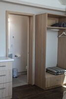 Quarto Duplo | Minibar, ferro/tábua de engomar, Wi-fi grátis, roupa de cama fornecida