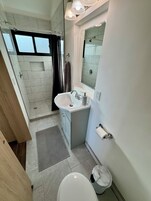 Quarto Duplo | Casa de banho | Um polibã, um secador de cabelo, toalhas fornecidas 