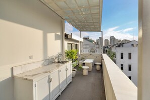 Family Suite with Terrace | Kitchenette privada | Um frigorífico 
