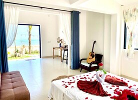 Frigobar, individualmente decorados, escrivaninha