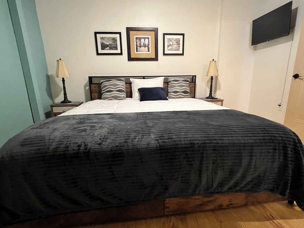 Vacation rental w/ Party Rooftop-Block to Parades, Events and Pet ...