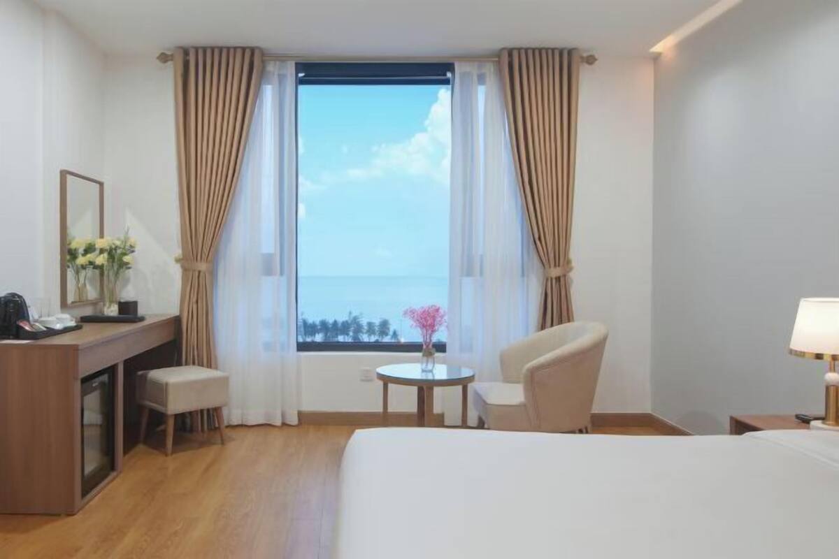 Frigobar, cofres nos quartos, escrivaninha, cortinas blackout