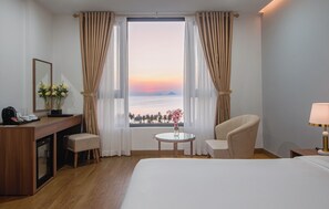 Minibar, cofre no quarto, secretária, cortinas/cortinados opacos 