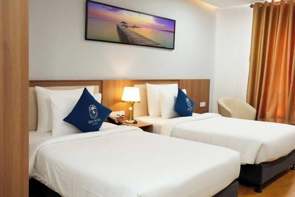 Frigobar, cofres nos quartos, escrivaninha, cortinas blackout