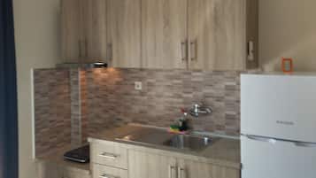 Apartamento júnior | Cozinha privada | Cooktop, cafeteira/chaleira, talheres/pratos/utensílios de cozinha