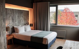 Suíte design | Cofres nos quartos, escrivaninha, cortinas blackout