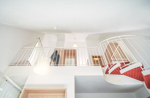 Apartamento | Cofre no quarto, secretária 