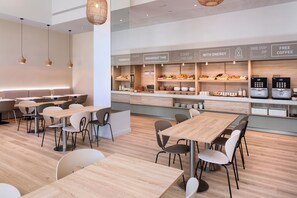 Café da manhã continental todos os dias (EUR 11.50 por pessoa) 