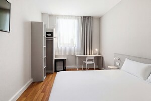 Frigobar, cofres nos quartos, escrivaninha, quartos à prova de som