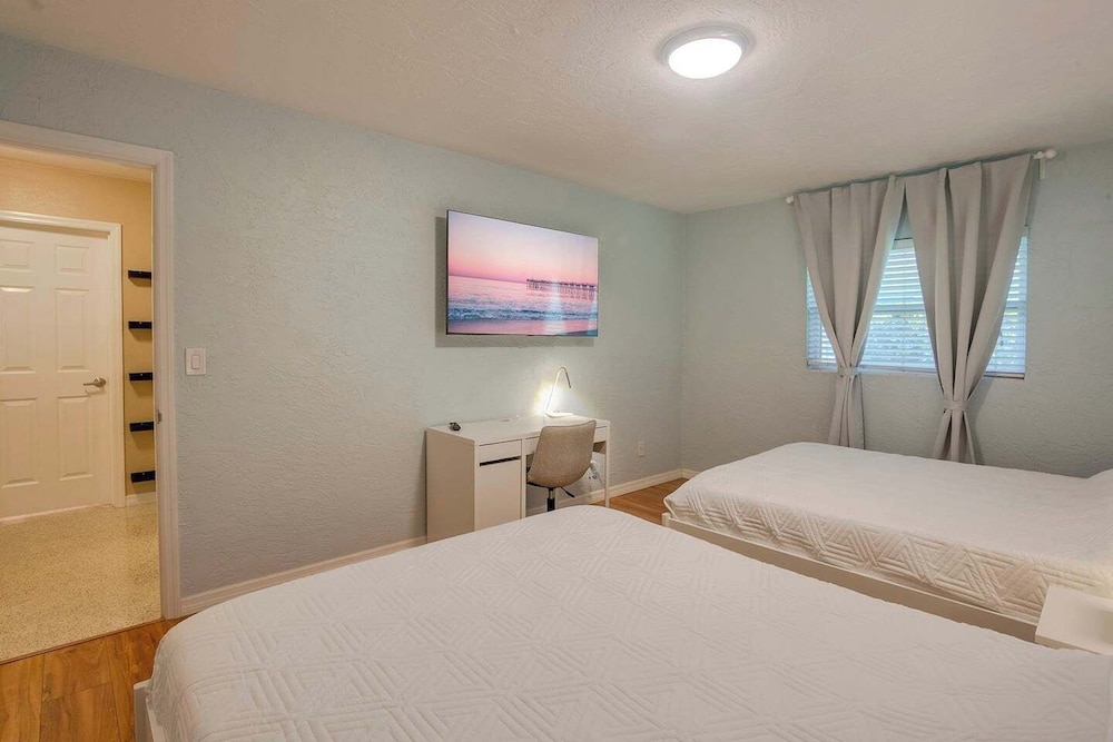 This House Is A 2 Bedroom(s), 2 Bathrooms, Located In Largo, Fl. - Clearwater Beach, FL