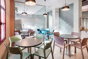 Pequeno-almoço continental diário (8 EUR por pessoa) 