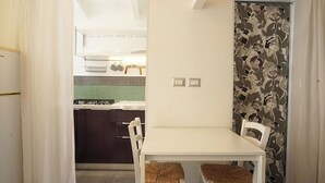 Uma cozinha pequena e funcional com área de jantar.