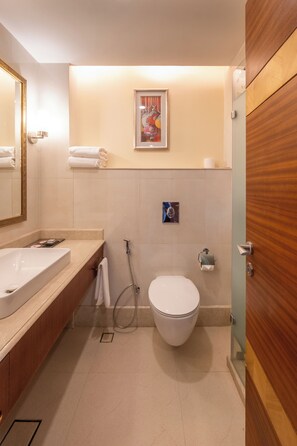 Quarto Deluxe, vista para a montanha | Casa de banho | Um polibã, artigos de higiene pessoal grátis 