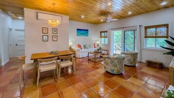 Casa, 2 quartos | Área de estar | Smart TV