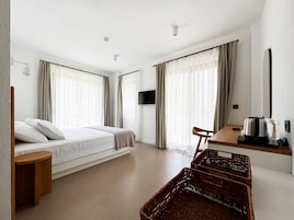 Quarto conforto | Roupas de cama premium, frigobar, escrivaninha