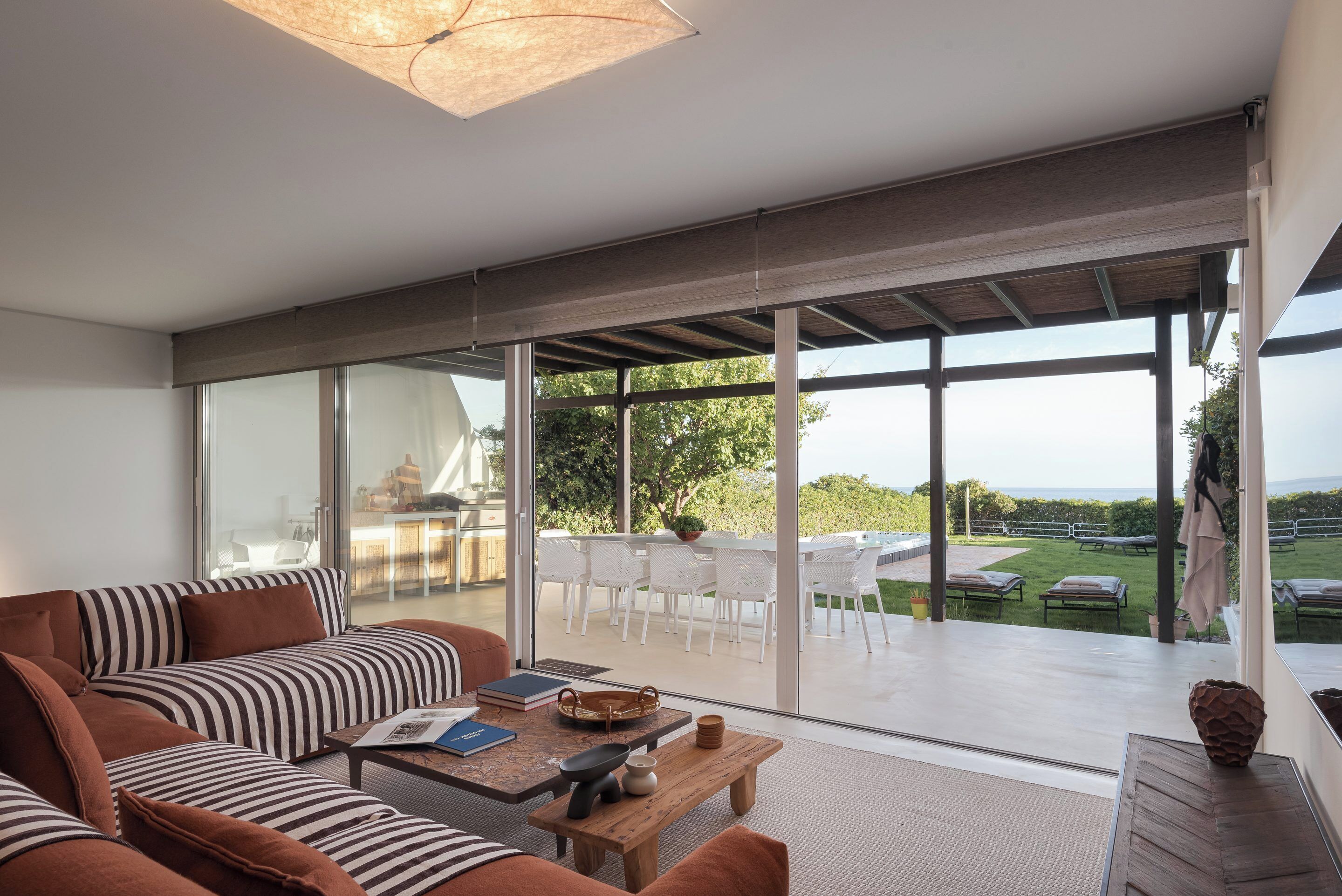 Villa de Luxo, vista para o mar | Sala de estar | Smart TV de 65 de polegadas com canais por cabo, lareira, Netflix 