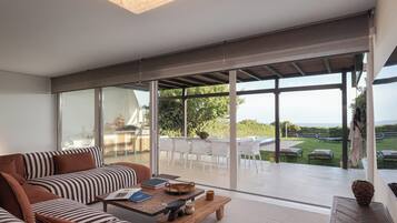 Villa de Luxo, vista para o mar | Sala de estar | Smart TV de 65 de polegadas com canais por cabo, lareira, Netflix