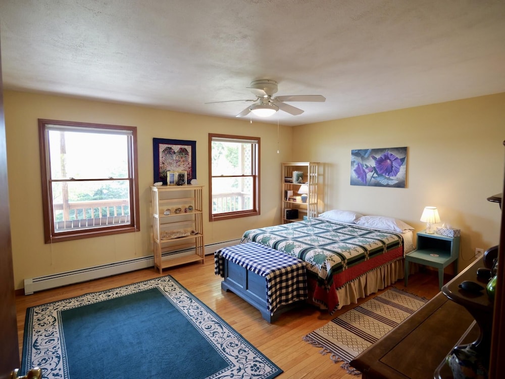 Chickadee on Drummond Island - Drummond Island | Vrbo