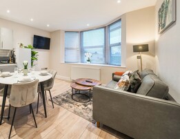 Apartamento econômico, 2 quartos, banheira | Área de estar | Smart TV, Netflix, serviços de streaming