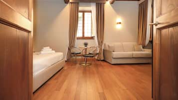Quarto triplo luxo, 1 cama King e sofá-cama | Cofres nos quartos, escrivaninha, quartos à prova de som
