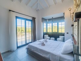 Quarto casal luxo, sacada, vista para o jardim | Roupas de cama premium, frigobar, ferros/tábuas de passar roupa