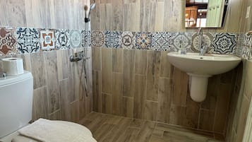 Penthouse Deluxe, varanda, vista para a piscina | Casa de banho | Um polibã, chinelos, toalhas fornecidas, champô