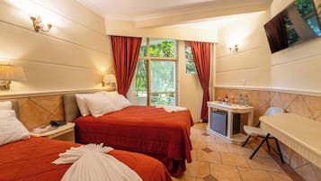 Quarto casal standard, vista para o jardim | Frigobar, espaço de trabalho para notebook, roupa de cama