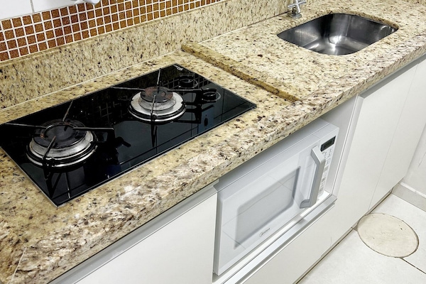 Micro-ondas, cooktop, talheres/pratos/utensílios de cozinha, freezer