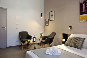 Quarto casal superior, vista para a cidade | Cofres nos quartos, individualmente mobiliados, escrivaninha