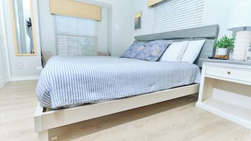 Apartamento em Condomínio Fechado, várias camas, varanda, vista para o jardim (Summer Breeze D212) | 1 quarto, com decoração personalizada, com mobília individualizada