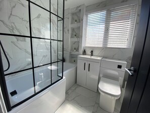 Casa | Casa de banho | Uma combinação polibã/banheira, uma banheira de imersão total 