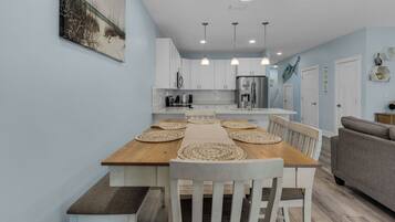 Casa, várias camas, pátio, vista para o jardim (Sky Height Home) | Refeições no quarto