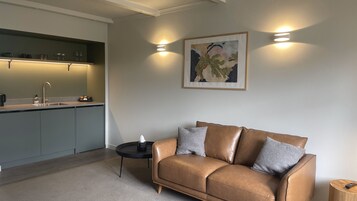 Apartamento executivo, 1 quarto, no piso térreo | Área de estar | Smart TV 50 polegadas com canais digitais, Netflix, livros