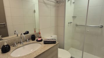 Suíte estúdio superluxo, para não fumantes, vista para a cidade | Comodidades do banheiro | Toalhas de banho, sabonete, papel higiênico