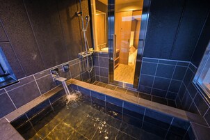 Quarto duplo premium | Banheiro | Produtos de toalete grátis, secador de cabelo, chinelos 