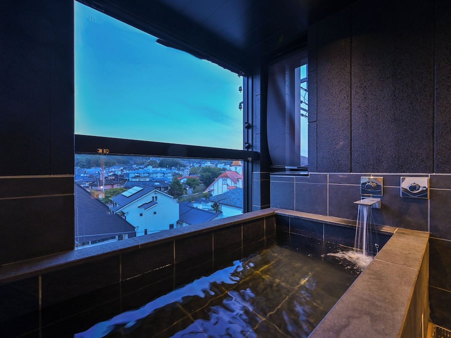 Quarto Twin Premium | Casa de banho | Artigos de higiene pessoal grátis, um secador de cabelo, chinelos