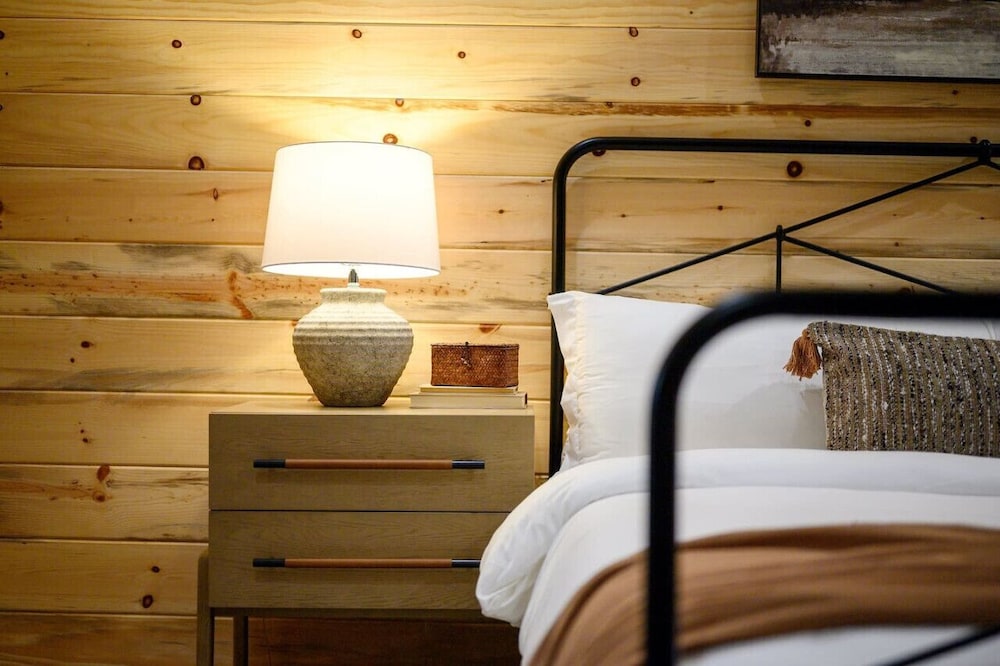 Screech Owl Cabin · Luxury Getaway: Ev Charger, Game Table & Hot Tub - Oklahoma